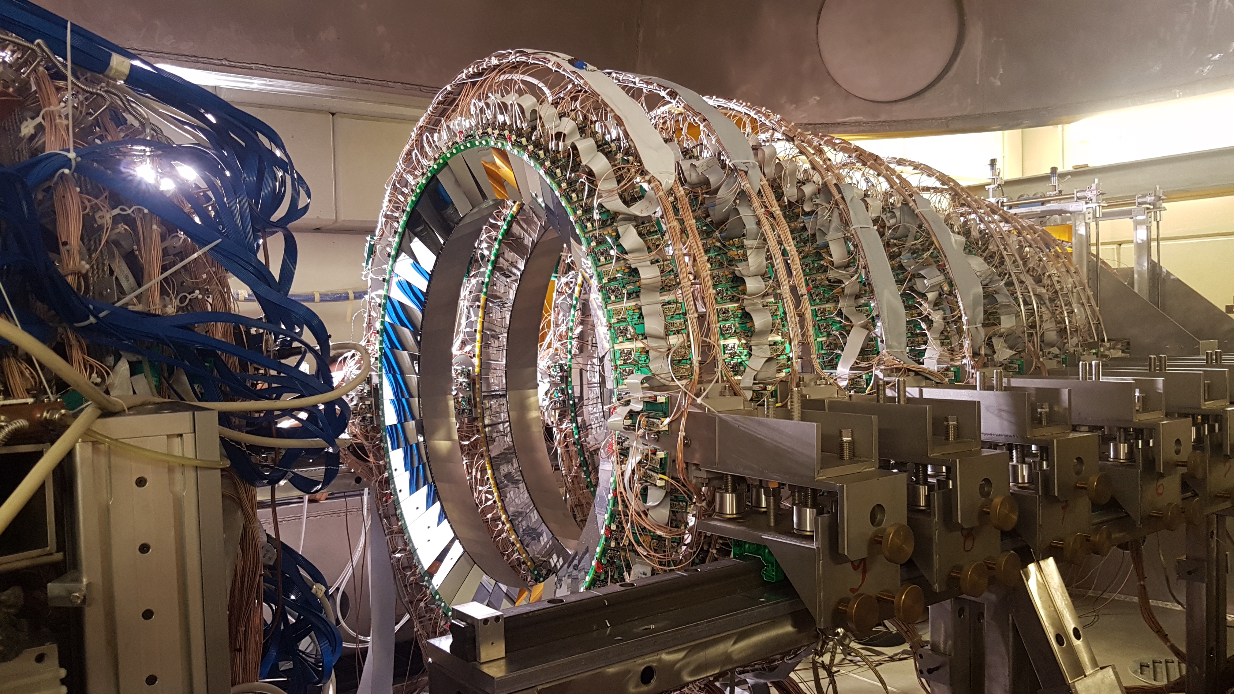 DIeci nuovi moduli per FARCOS e CHIMERA - INFN - LNS - Istituto ...